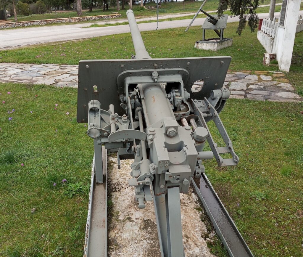 QF 2 pdr - Tα ΠΥΡΟΒΟΛΑ των ΤΕΘΩΡΑΚΙΣΜΕΝΩΝ MARMON HERRINGTON Mk IVF ...